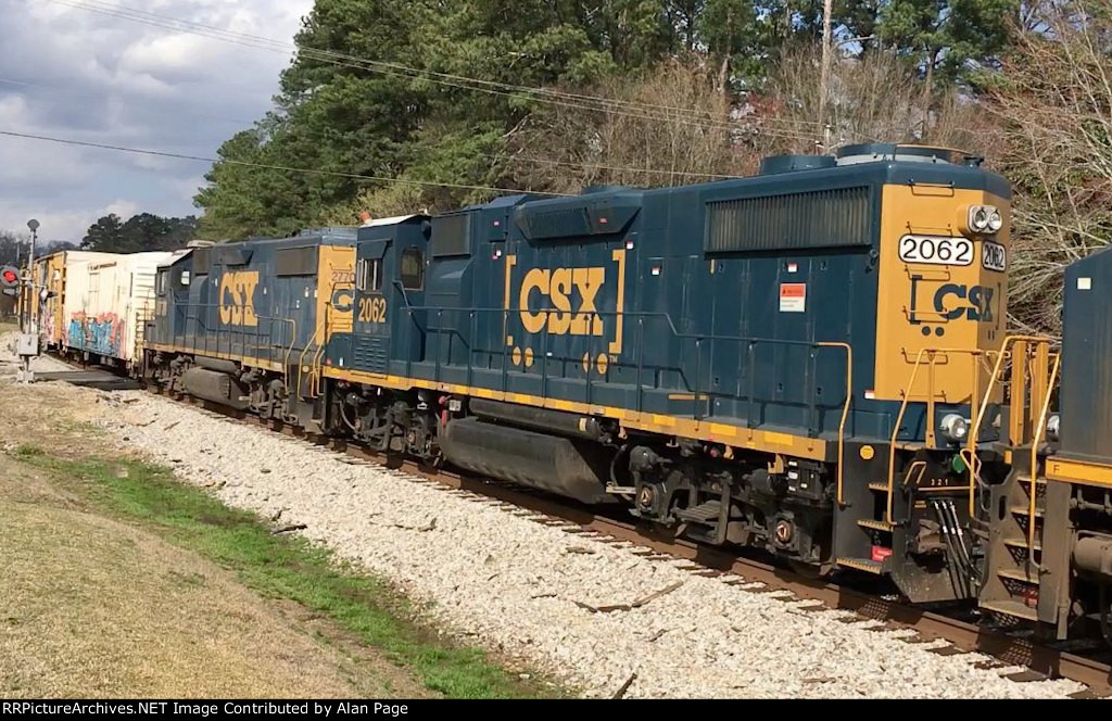 CSX 870, 3042, 2062, and 2770 lead mixed freight